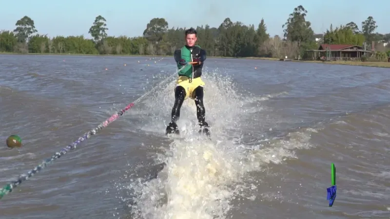 Descubre la emoción de practicar esquí acuático en el impresionante ...
